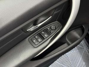Melns BMW 320 2018 Marijampole, ar dzinēja tilpumu 2.00 L un nobraukumu 363 tūkst. km par 11200 €, foto 25 vietnē AUTOMOTO.COM.LV