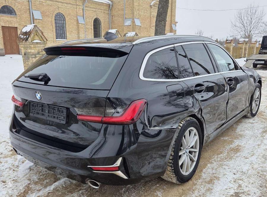 Melns BMW 320 2019 Elektrėnai, ar dzinēja tilpumu 2.00 L un nobraukumu 122 tūkst. km par 12200 €, foto 4 vietnē AUTOMOTO.COM.LV