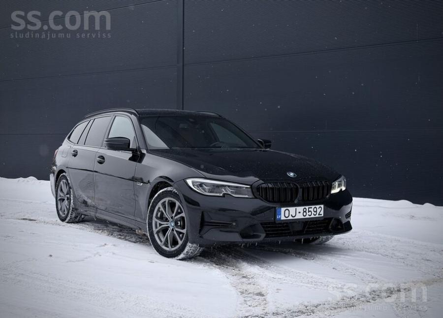 Black BMW 320 2021 in Riga, with an engine capacity of 2.00 L and mileage of 143 thousand km for 23495 €, photo 4 on AUTOMOTO.COM.LV