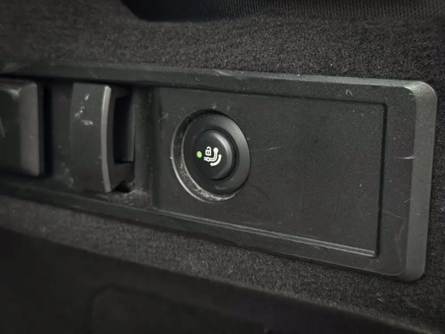Black BMW 320 2021 in Riga, with an engine capacity of 2.00 L and mileage of 158 thousand km for 21900 €, photo 28 on AUTOMOTO.COM.LV