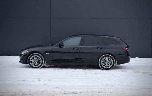 Black BMW 320 2021 in Riga, with an engine capacity of 2.00 L and mileage of 143 thousand km for 23495 €, photo 2 on AUTOMOTO.COM.LV