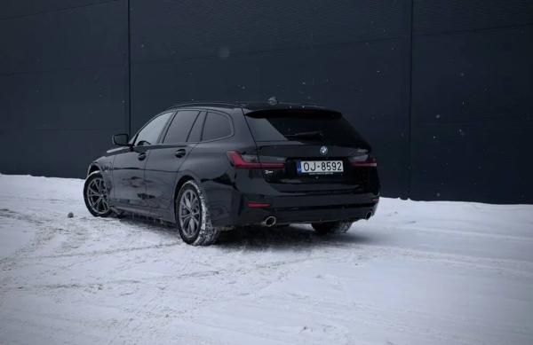 Black BMW 320 2021 in Riga, with an engine capacity of 2.00 L and mileage of 143 thousand km for 23495 €, photo 3 on AUTOMOTO.COM.LV