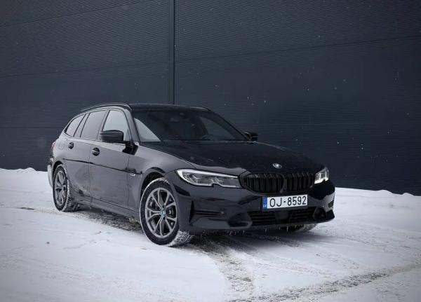 Black BMW 320 2021 in Riga, with an engine capacity of 2.00 L and mileage of 143 thousand km for 23495 €, photo 4 on AUTOMOTO.COM.LV