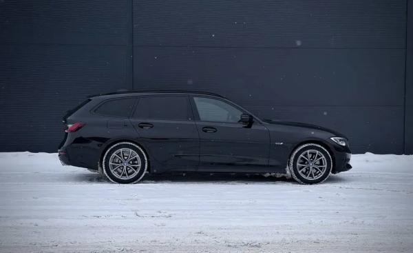 Black BMW 320 2021 in Riga, with an engine capacity of 2.00 L and mileage of 143 thousand km for 23495 €, photo 5 on AUTOMOTO.COM.LV