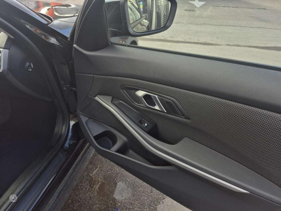 Black BMW 320 2021 in Kaunas, with an engine capacity of 2.00 L and mileage of 203 thousand km for 15900 €, photo 24 on AUTOMOTO.COM.LV