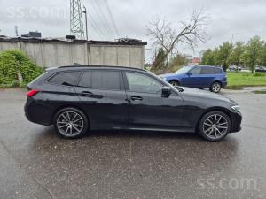 Black BMW 320 2021 in Riga, with an engine capacity of 2.00 L and mileage of 226 thousand km for 18590 €, photo 5 on AUTOMOTO.COM.LV