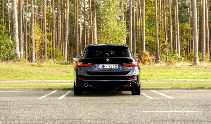 Black BMW 320 2021 in Riga, with an engine capacity of 2.00 L and mileage of 226 thousand km for 18590 €, photo 8 on AUTOMOTO.COM.LV