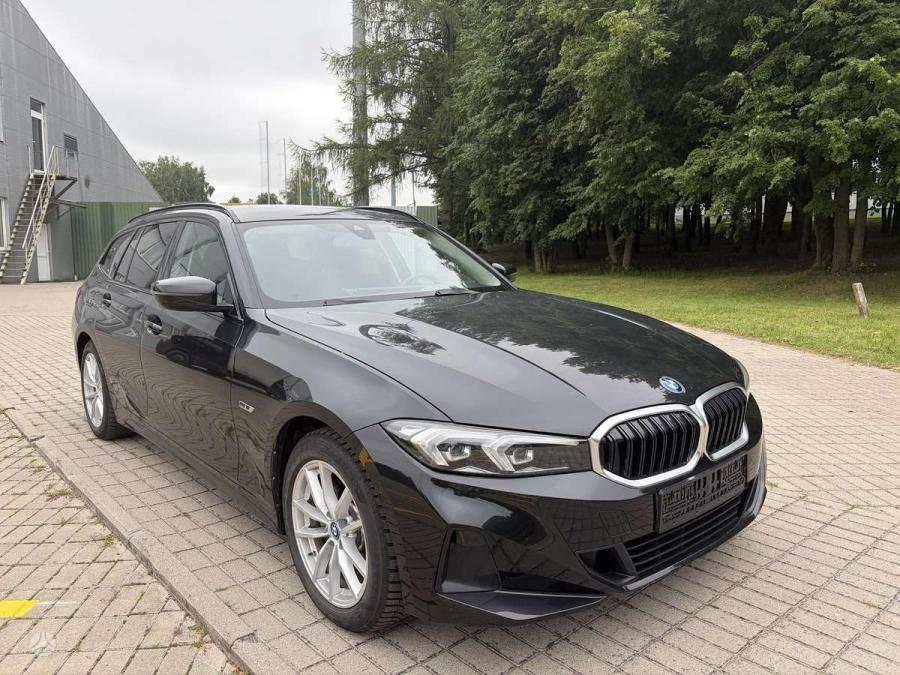 Black BMW 320 2022 in Marijampole, with an engine capacity of 2.00 L and mileage of 123 thousand km for 22900 €, photo 7 on AUTOMOTO.COM.LV