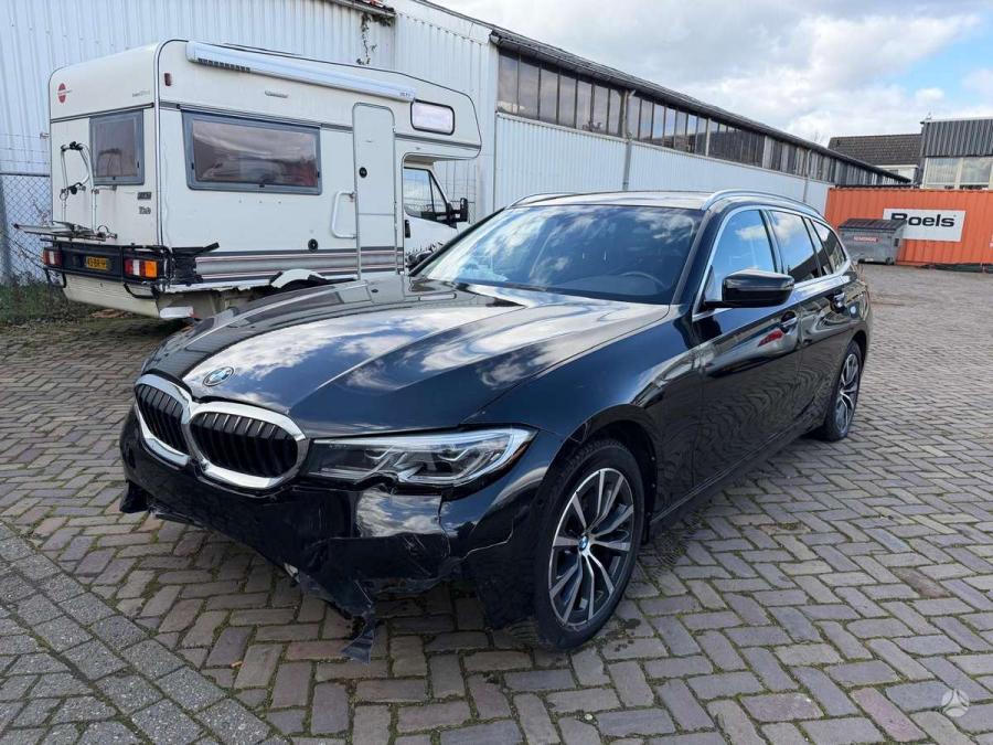 Black BMW 320 2022 in Kaunas, with an engine capacity of 2.00 L and mileage of 118 thousand km for 14600 €, photo 5 on AUTOMOTO.COM.LV