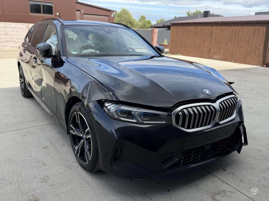 Black BMW 320 2022 in Kaunas, with an engine capacity of 2.00 L and mileage of 125 thousand km for 12450 €, photo 1 on AUTOMOTO.COM.LV