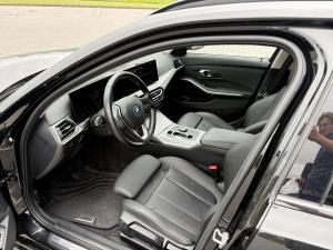 Black BMW 320 2022 in Marijampole, with an engine capacity of 2.00 L and mileage of 123 thousand km for 21900 €, photo 4 on AUTOMOTO.COM.LV