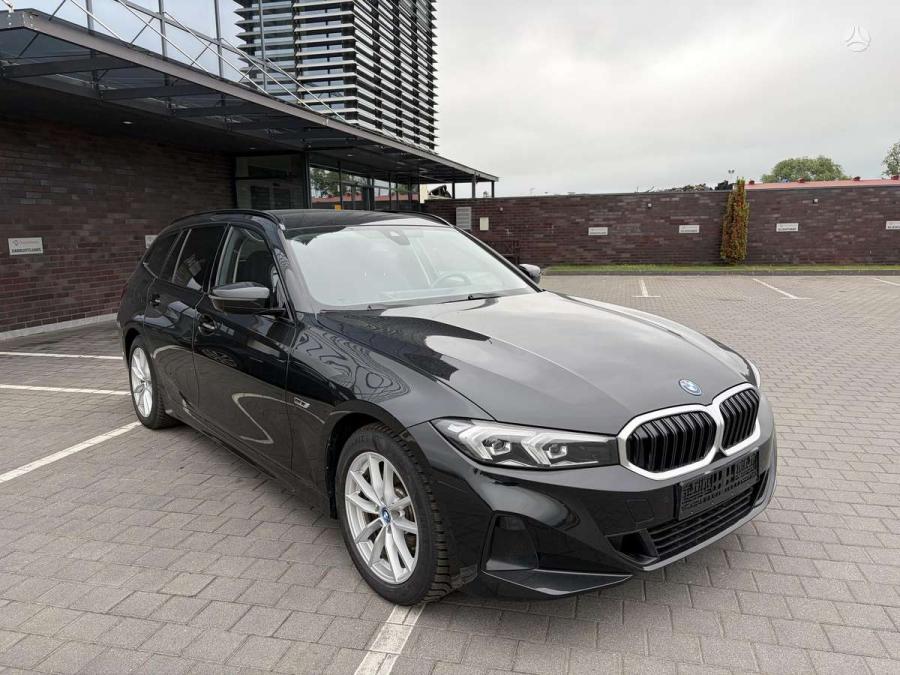 Black BMW 320 2022 in Marijampole, with an engine capacity of 2.00 L and mileage of 123 thousand km for 21900 €, photo 8 on AUTOMOTO.COM.LV