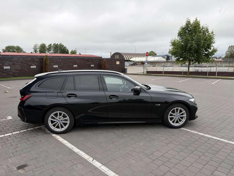 Black BMW 320 2022 in Marijampole, with an engine capacity of 2.00 L and mileage of 123 thousand km for 21900 €, photo 9 on AUTOMOTO.COM.LV