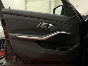 Black BMW 320 2023 in Vilnius, with an engine capacity of 2.00 L and mileage of 130 thousand km for 32499 €, photo 16 on AUTOMOTO.COM.LV