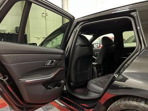 Black BMW 320 2023 in Vilnius, with an engine capacity of 2.00 L and mileage of 130 thousand km for 32499 €, photo 34 on AUTOMOTO.COM.LV