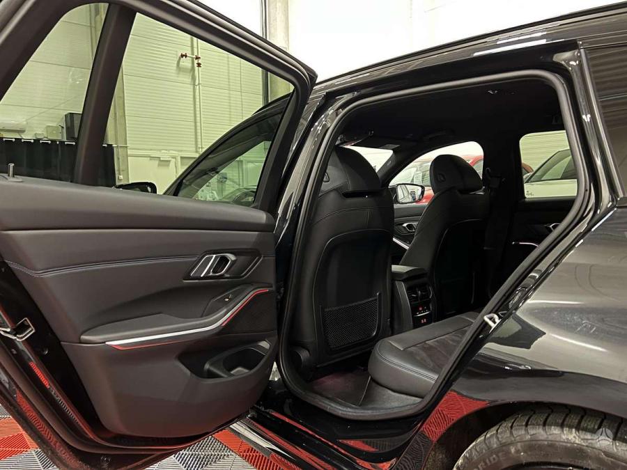 Black BMW 320 2023 in Vilnius, with an engine capacity of 2.00 L and mileage of 130 thousand km for 32499 €, photo 34 on AUTOMOTO.COM.LV