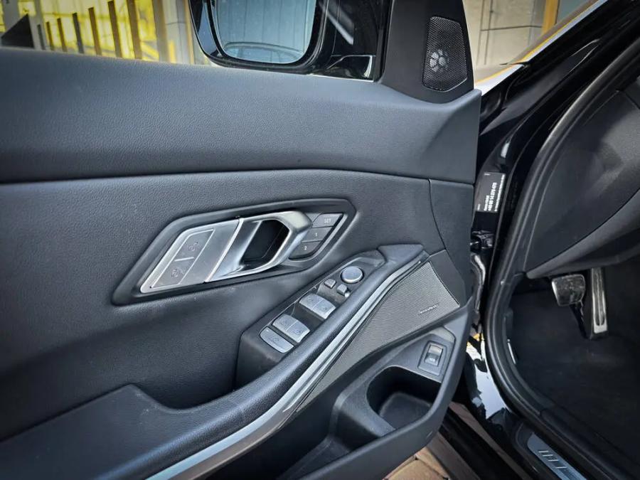 Black BMW 320 2023 in Riga, with an engine capacity of 2.00 L and mileage of 155 thousand km for 25500 €, photo 27 on AUTOMOTO.COM.LV