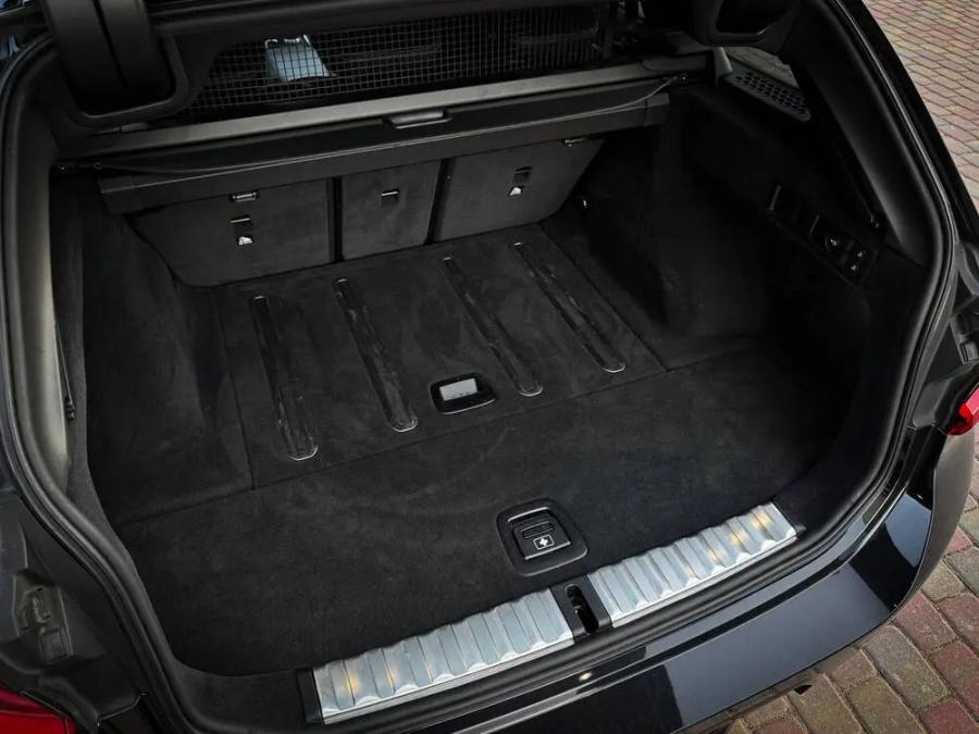 Black BMW 320 2023 in Riga, with an engine capacity of 2.00 L and mileage of 155 thousand km for 25500 €, photo 40 on AUTOMOTO.COM.LV