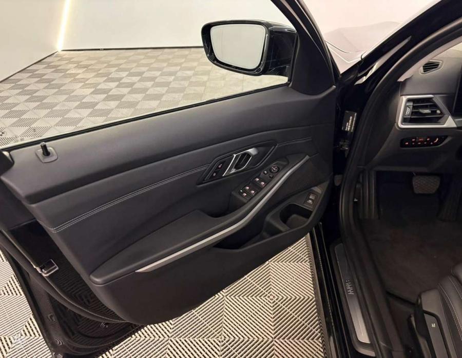 Melns BMW 320 2023 Marijampole, ar dzinēja tilpumu 2.00 L un nobraukumu 199 tūkst. km par 20950 €, foto 26 vietnē AUTOMOTO.COM.LV