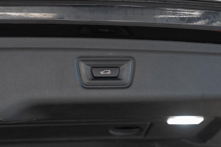 Black BMW 320 2024 in Vilnius, with an engine capacity of 2.00 L and mileage of 82 thousand km for 38400 €, photo 27 on AUTOMOTO.COM.LV