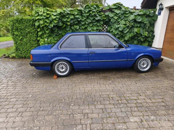 Blue BMW 320 1989 in Riga, with an engine capacity of 2.00 L and mileage of 0 thousand km for 5000 €, photo 3 on AUTOMOTO.COM.LV