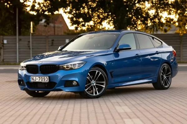 Blue BMW 320 2020 in Jelgava, with an engine capacity of 2.00 L and mileage of 107 thousand km for 23900 €, photo 1 on AUTOMOTO.COM.LV