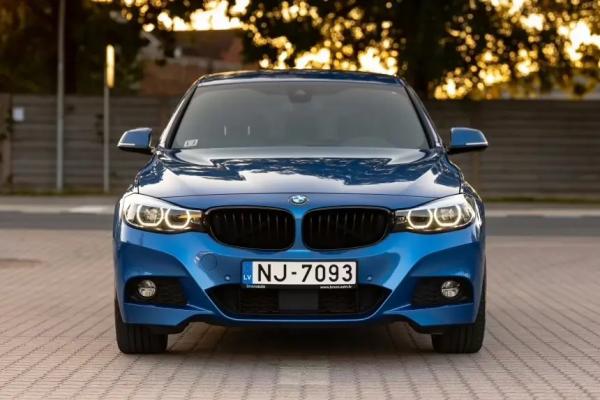 Blue BMW 320 2020 in Jelgava, with an engine capacity of 2.00 L and mileage of 107 thousand km for 23900 €, photo 3 on AUTOMOTO.COM.LV