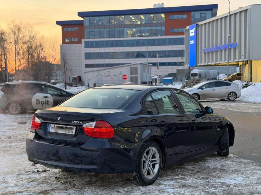 Zils BMW 320 2005 Viļņa, ar dzinēja tilpumu 2.00 L un nobraukumu 271 tūkst. km par 1900 €, foto 2 vietnē AUTOMOTO.COM.LV