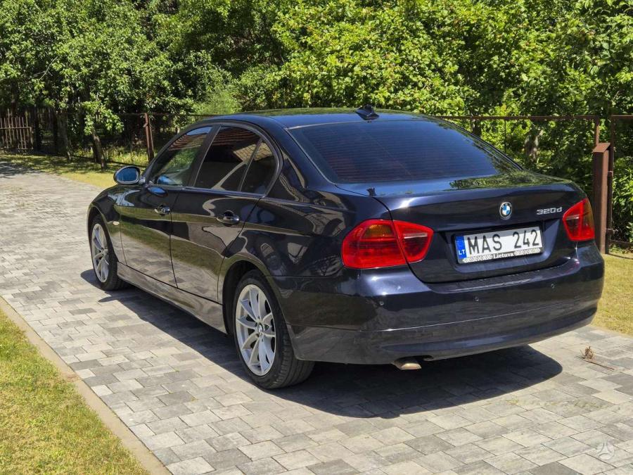 Blue BMW 320 2006 in Vilnius, with an engine capacity of 2.00 L and mileage of 417 thousand km for 3500 €, photo 4 on AUTOMOTO.COM.LV