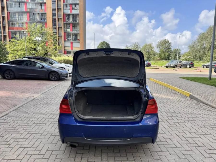 Blue BMW 320 2008 in Riga, with an engine capacity of 2.00 L and mileage of 379 thousand km for 5690 €, photo 7 on AUTOMOTO.COM.LV