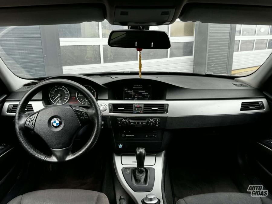Zils BMW 320 2006 Panevēža, ar dzinēja tilpumu 2.00 L un nobraukumu 357 tūkst. km par 2490 €, foto 13 vietnē AUTOMOTO.COM.LV