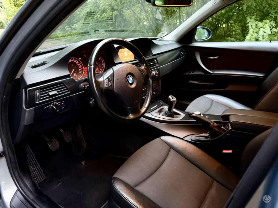 Blue BMW 320 2006 in Kaunas, with an engine capacity of 0.00 L and mileage of 369 thousand km for 3400 €, photo 8 on AUTOMOTO.COM.LV