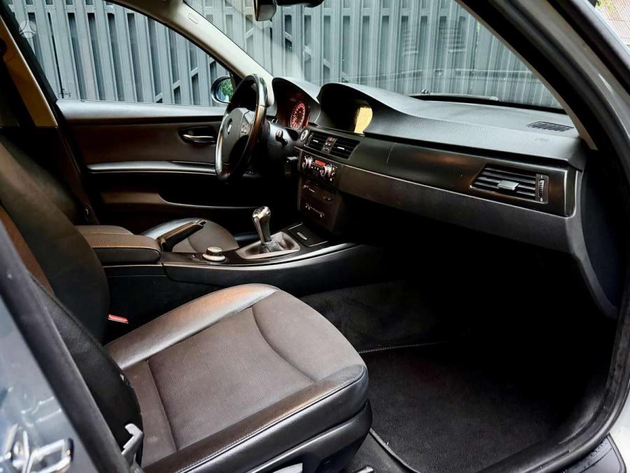 Blue BMW 320 2006 in Kaunas, with an engine capacity of 0.00 L and mileage of 369 thousand km for 3400 €, photo 9 on AUTOMOTO.COM.LV
