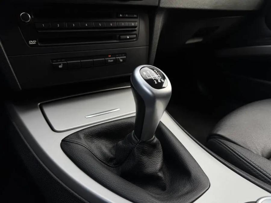 Blue BMW 320 2008 in Riga, with an engine capacity of 2.00 L and mileage of 264 thousand km for 3690 €, photo 27 on AUTOMOTO.COM.LV