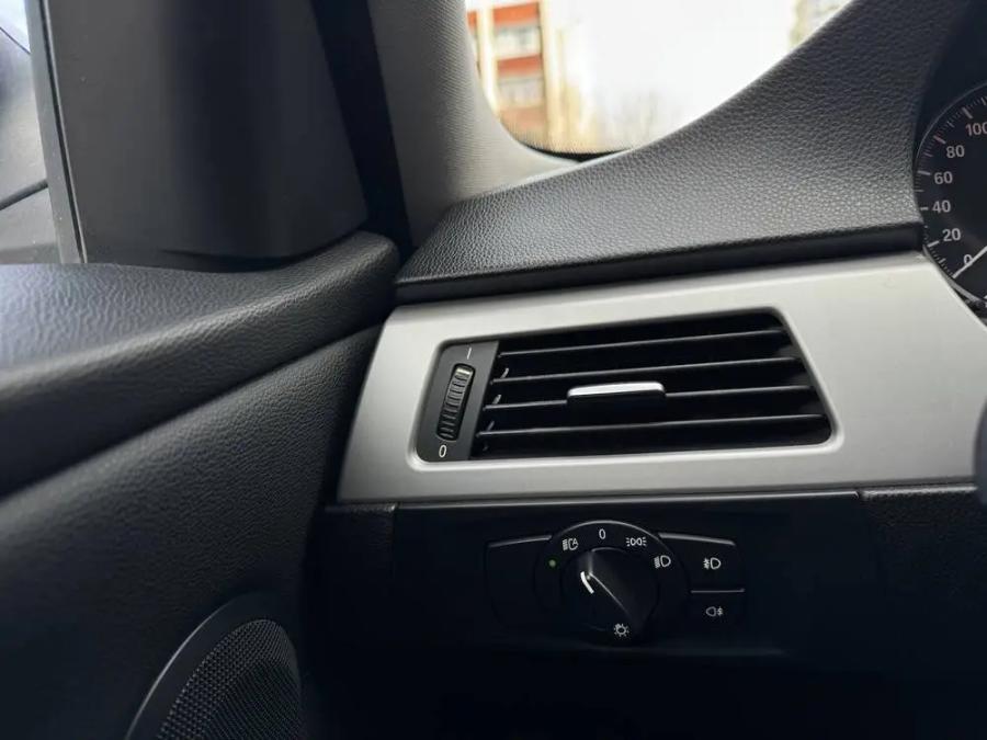 Blue BMW 320 2008 in Riga, with an engine capacity of 2.00 L and mileage of 264 thousand km for 3690 €, photo 30 on AUTOMOTO.COM.LV