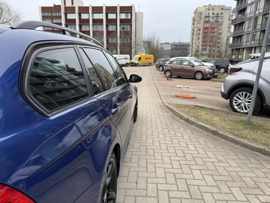 Blue BMW 320 2008 in Riga, with an engine capacity of 2.00 L and mileage of 369 thousand km for 3490 €, photo 6 on AUTOMOTO.COM.LV
