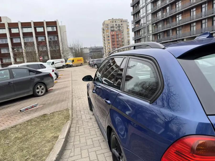 Blue BMW 320 2008 in Riga, with an engine capacity of 2.00 L and mileage of 369 thousand km for 3490 €, photo 7 on AUTOMOTO.COM.LV