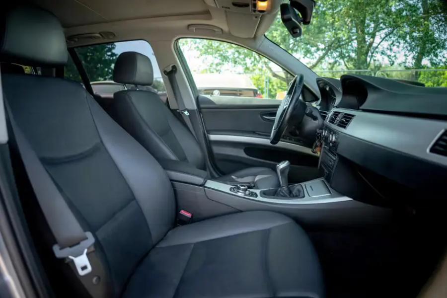 Zils BMW 320 2011 Liepāja, ar dzinēja tilpumu 2.00 L un nobraukumu 331 tūkst. km par 5950 €, foto 13 vietnē AUTOMOTO.COM.LV