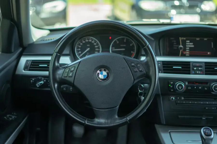 Zils BMW 320 2011 Liepāja, ar dzinēja tilpumu 2.00 L un nobraukumu 331 tūkst. km par 5950 €, foto 14 vietnē AUTOMOTO.COM.LV