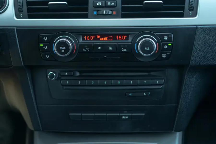 Zils BMW 320 2011 Liepāja, ar dzinēja tilpumu 2.00 L un nobraukumu 331 tūkst. km par 5950 €, foto 16 vietnē AUTOMOTO.COM.LV