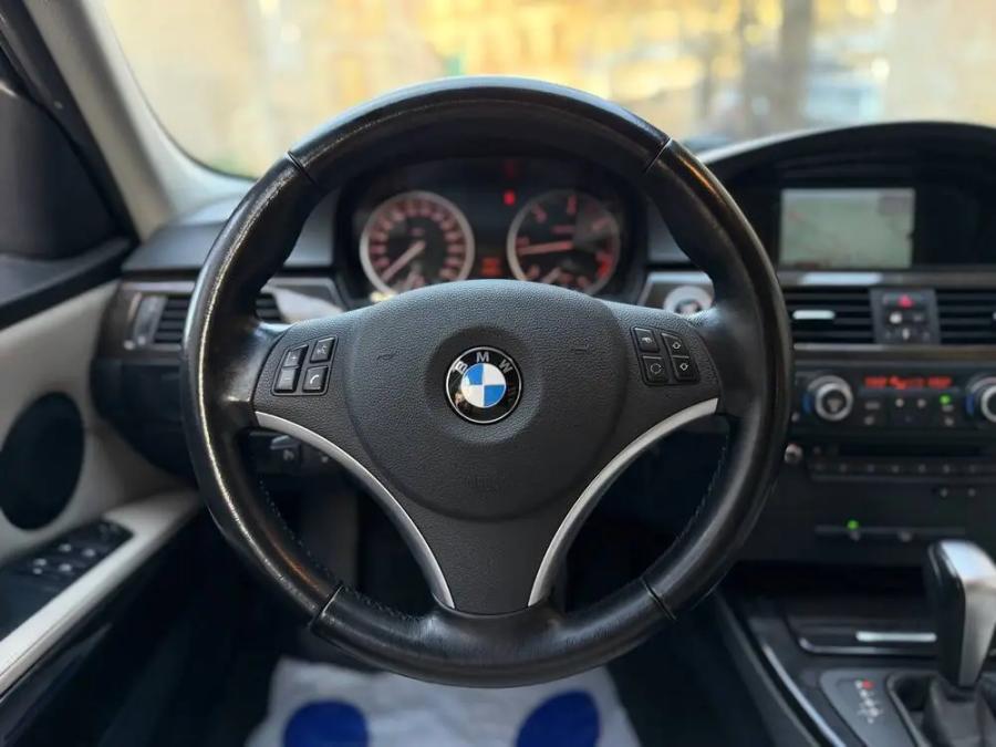 Zils BMW 320 2011 Cēsis, ar dzinēja tilpumu 2.00 L un nobraukumu 271 tūkst. km par 5990 €, foto 24 vietnē AUTOMOTO.COM.LV