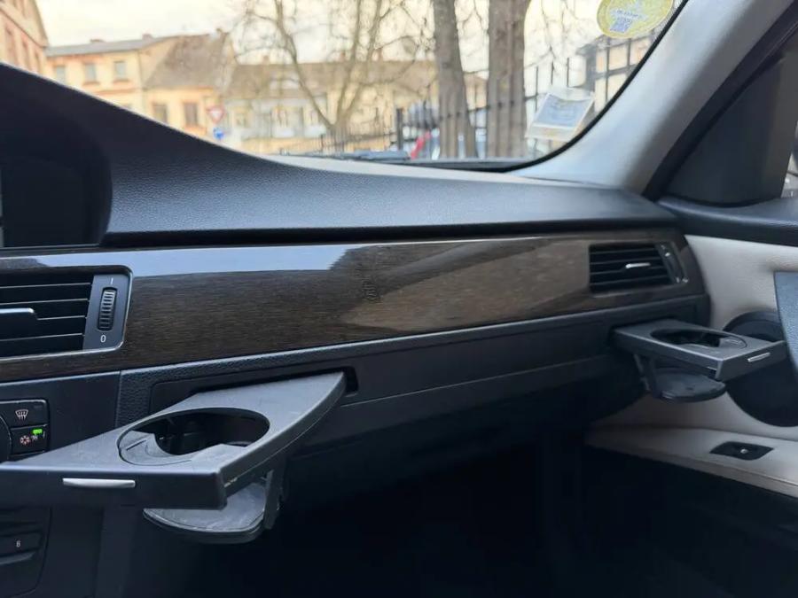 Zils BMW 320 2011 Cēsis, ar dzinēja tilpumu 2.00 L un nobraukumu 271 tūkst. km par 5990 €, foto 34 vietnē AUTOMOTO.COM.LV
