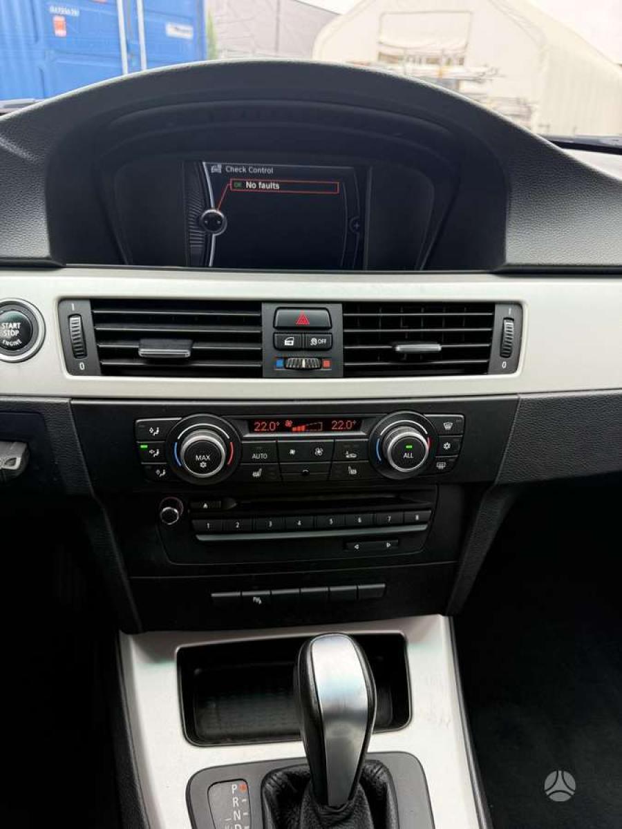 Zils BMW 320 2011 Panevēža, ar dzinēja tilpumu 2.00 L un nobraukumu 272 tūkst. km par 4650 €, foto 16 vietnē AUTOMOTO.COM.LV