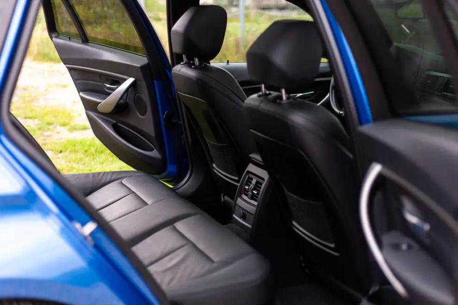 Blue BMW 320 2014 in Riga, with an engine capacity of 2.00 L and mileage of 270 thousand km for 11995 €, photo 15 on AUTOMOTO.COM.LV