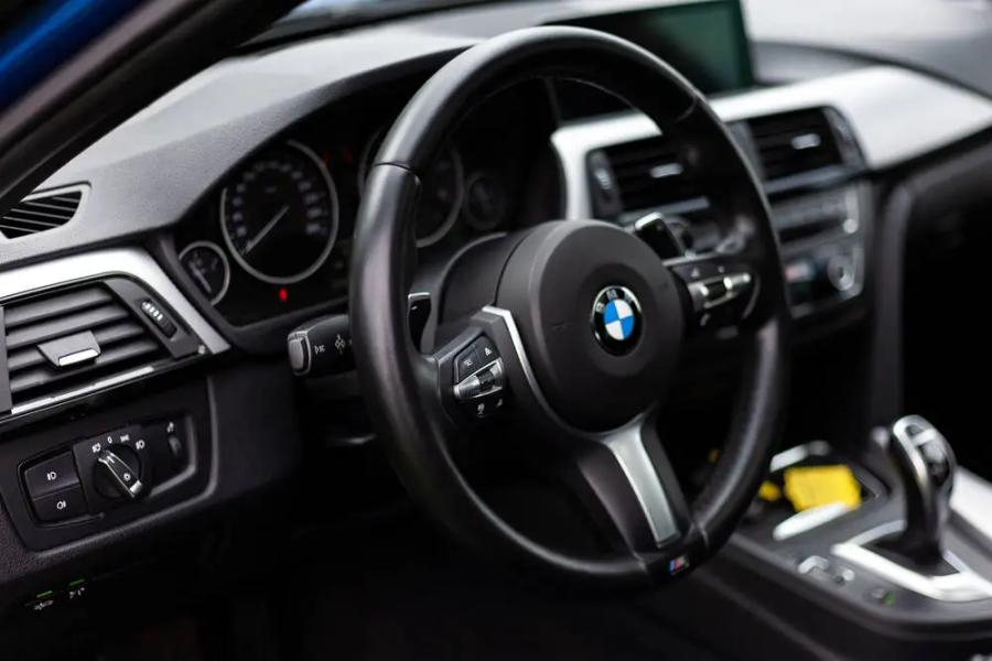 Blue BMW 320 2014 in Riga, with an engine capacity of 2.00 L and mileage of 270 thousand km for 11995 €, photo 19 on AUTOMOTO.COM.LV