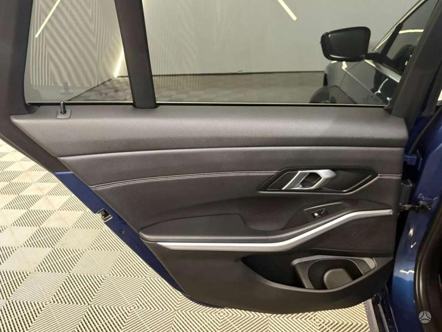 Zils BMW 320 2022 Marijampole, ar dzinēja tilpumu 2.00 L un nobraukumu 176 tūkst. km par 18750 €, foto 13 vietnē AUTOMOTO.COM.LV