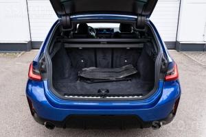 Zils BMW 320 2023 Rīga, ar dzinēja tilpumu 2.00 L un nobraukumu 107 tūkst. km par 31950 €, foto 26 vietnē AUTOMOTO.COM.LV