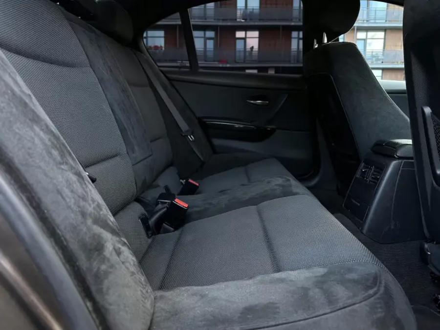 Brown BMW 320 2007 in Riga, with an engine capacity of 2.00 L and mileage of 210 thousand km for 4390 €, photo 12 on AUTOMOTO.COM.LV