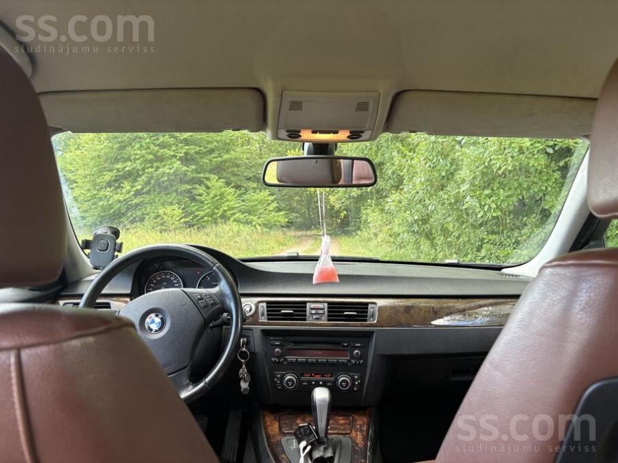 Brown BMW 320 2007 in Kuldiga, with an engine capacity of 2.00 L and mileage of 369 thousand km for 2950 €, photo 3 on AUTOMOTO.COM.LV