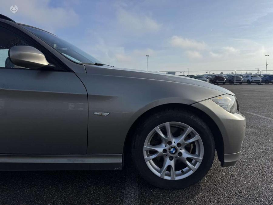 Brown BMW 320 2011 in Vilnius, with an engine capacity of 2.00 L and mileage of 294 thousand km for 2390 €, photo 12 on AUTOMOTO.COM.LV